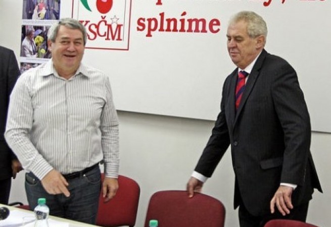 Zámek v Lánech dnes zase zažívá odporné komunistické reje. Zeman tam ...